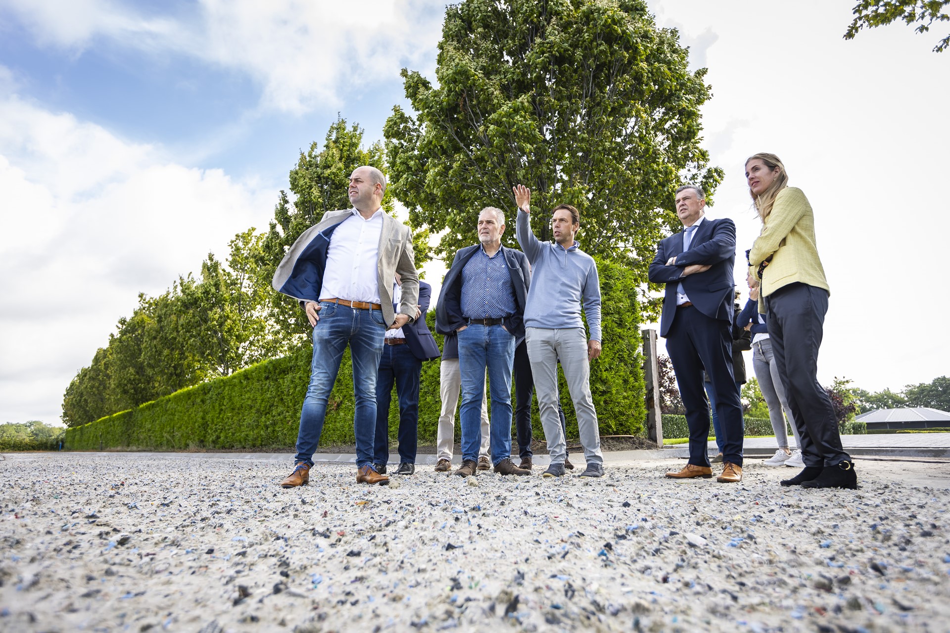 Gouverneur Roemer maakt kennis met Limburgse paardensport